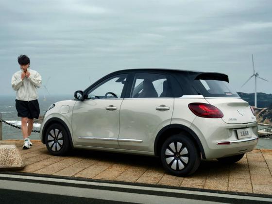 Tìm hiểu về mẫu xe điện Wuling Bingo mini bán kèm giường hơi dành cho 2 ...